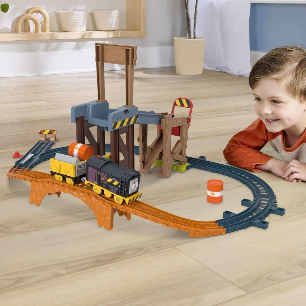 Thomas & Friends Motorized Toy Train Set Diesel’s Lift & Load ...